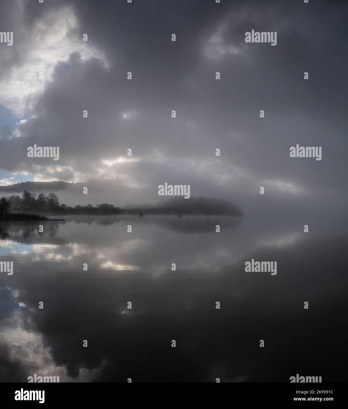 Mist over derwentwater hi-res stock photography and images - Alamy
