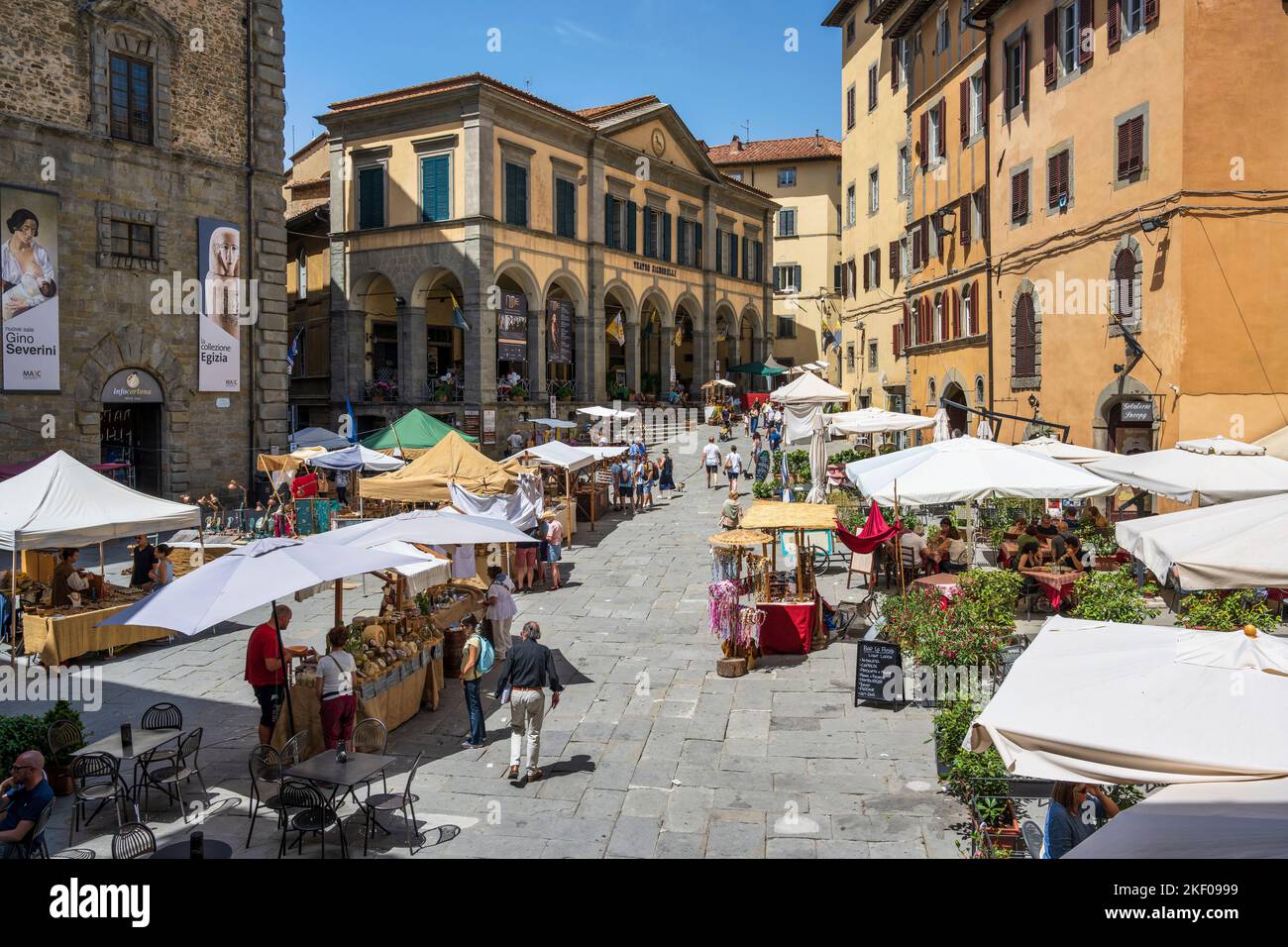 Market stalls in Piazza Luca Signorelli with Teatro Signorelli in ...
