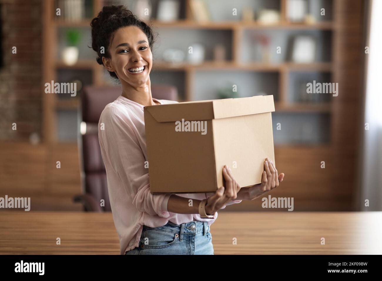 Parcel box woman hi-res stock photography and images - Alamy