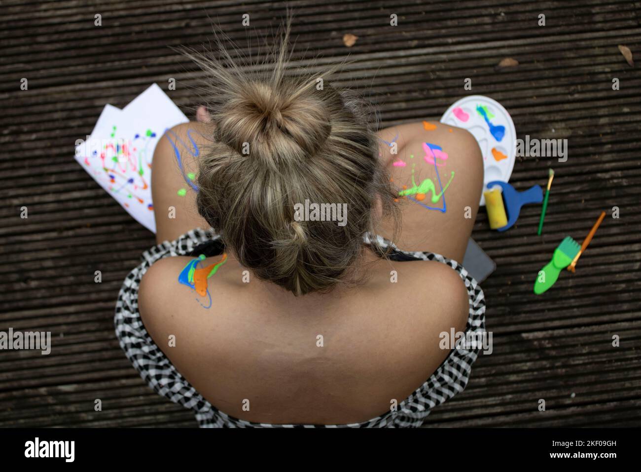 Crying girl painting hi-res stock photography and images - Alamy