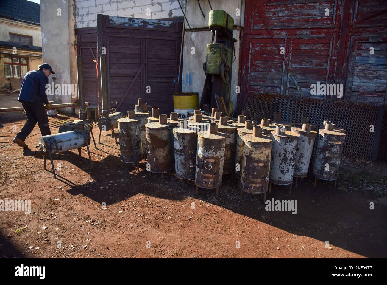 Ready-made special metal stoves for heating basements and bomb shelters ...