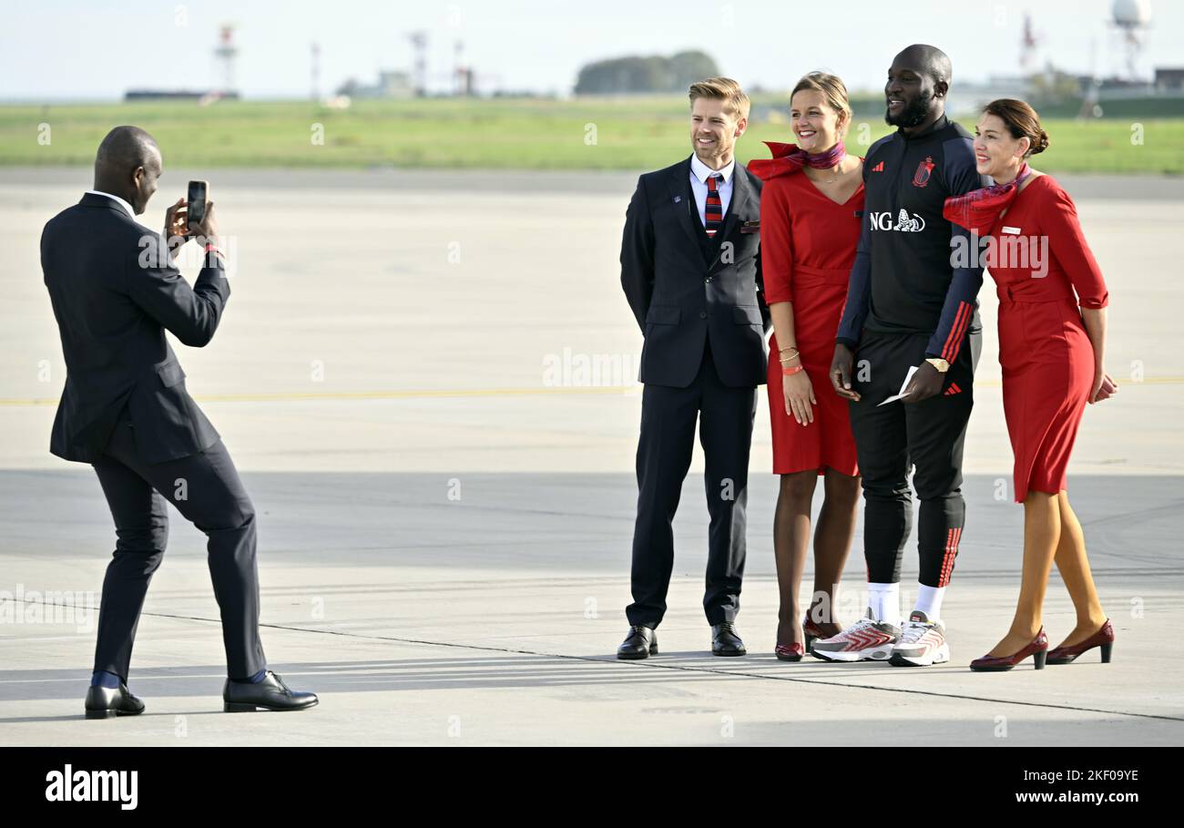 Brussels airlines crew members poseing with Red Devil Romelu Lukaku in ...