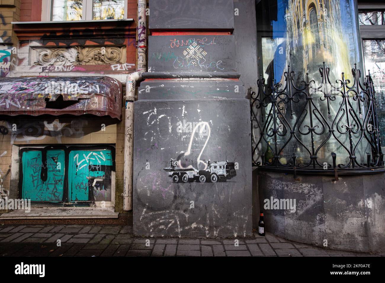Banksy signature hi-res stock photography and images - Alamy