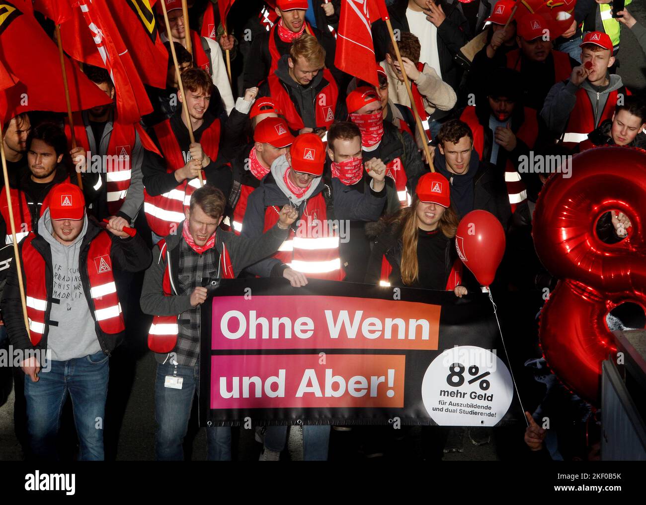 North Rhine-Westphalia, Mülheim: 15 November 2022, Employees of the ...