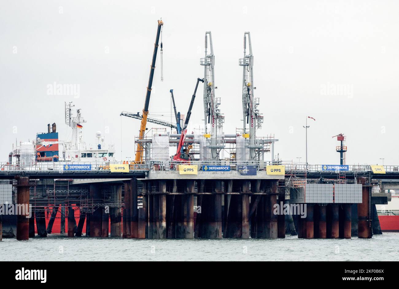 Wilhelmshaven, Germany. 15th Nov, 2022. Technical equipment and a crane ...