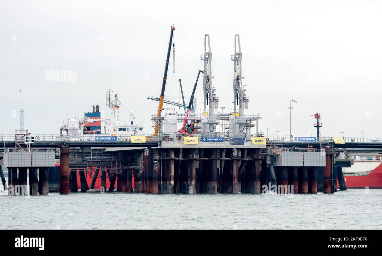 Wilhelmshaven, Germany. 15th Nov, 2022. Technical equipment and a crane ...