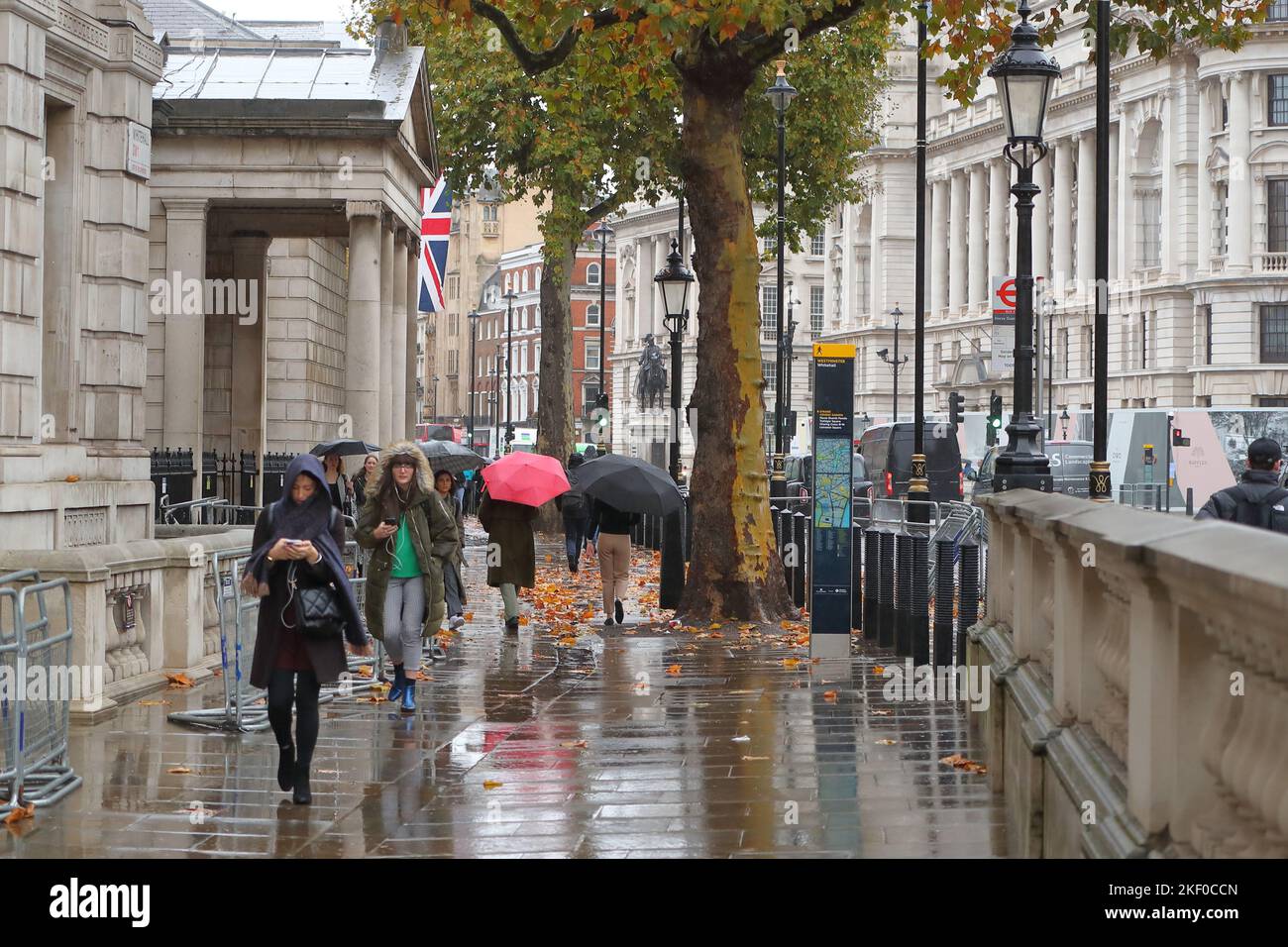 London, UK. 15th Nov, 2022. UK Weather. Londoners and tourists alike ...