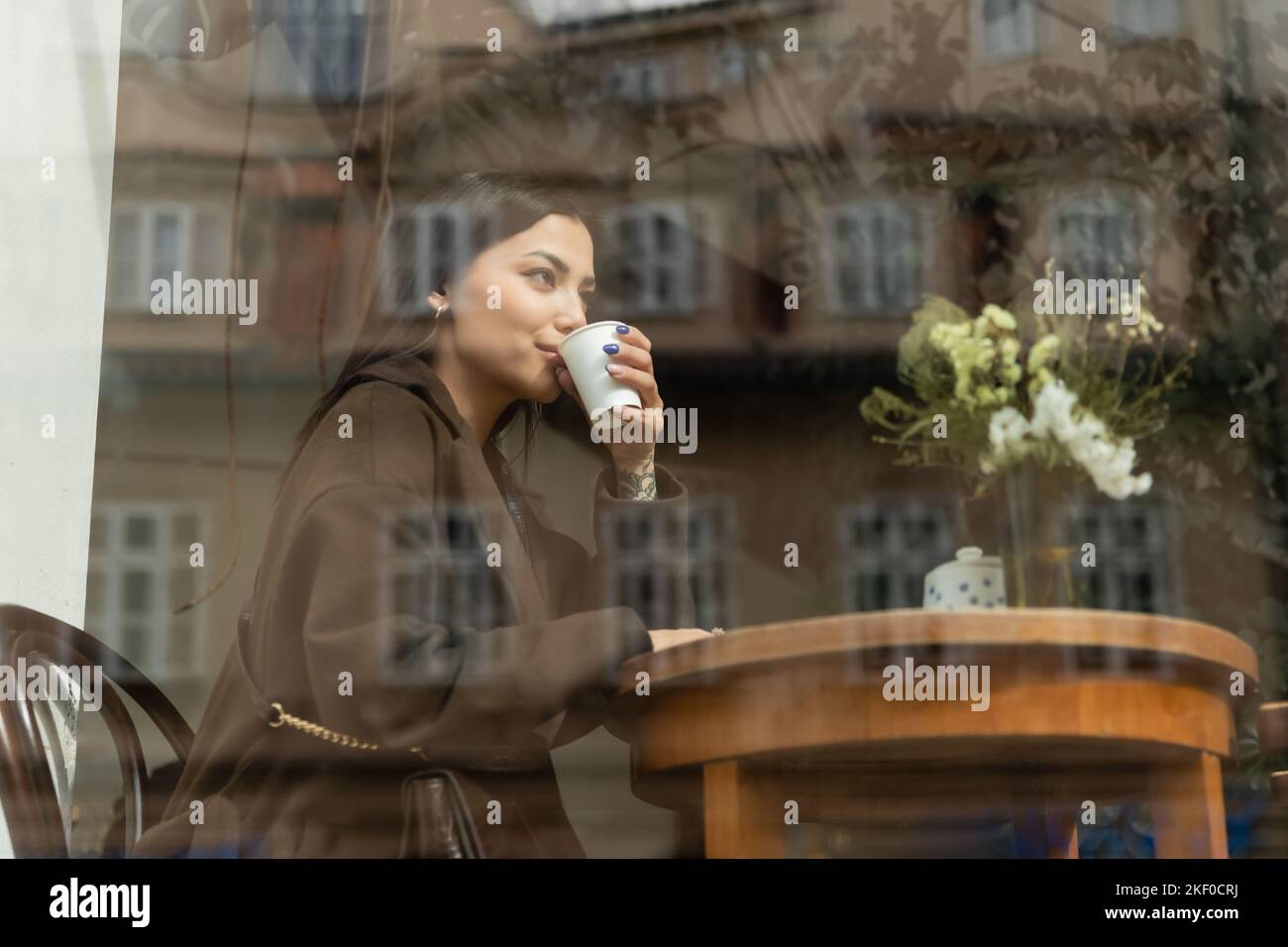 Beautiful young tourist woman tattoo hi-res stock photography and ...