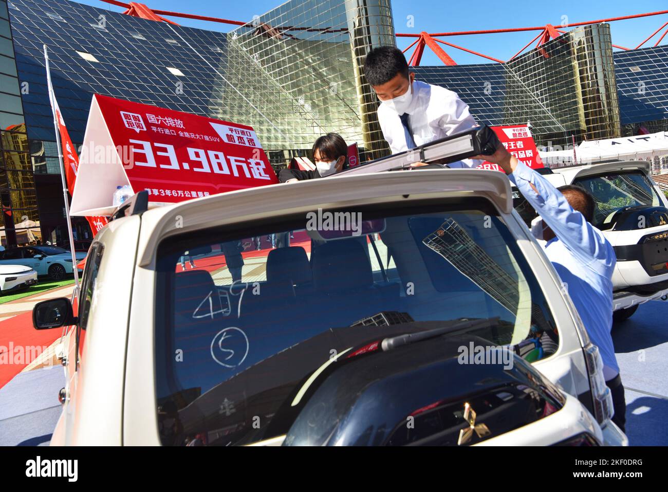 Visitors are watching the auto show at the 26th Dalian International ...