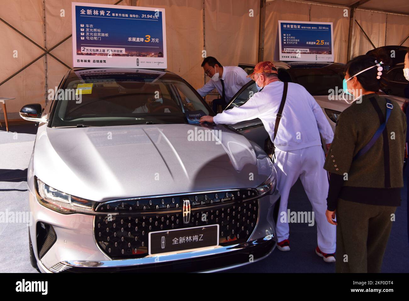 Visitors are watching the auto show at the 26th Dalian International ...
