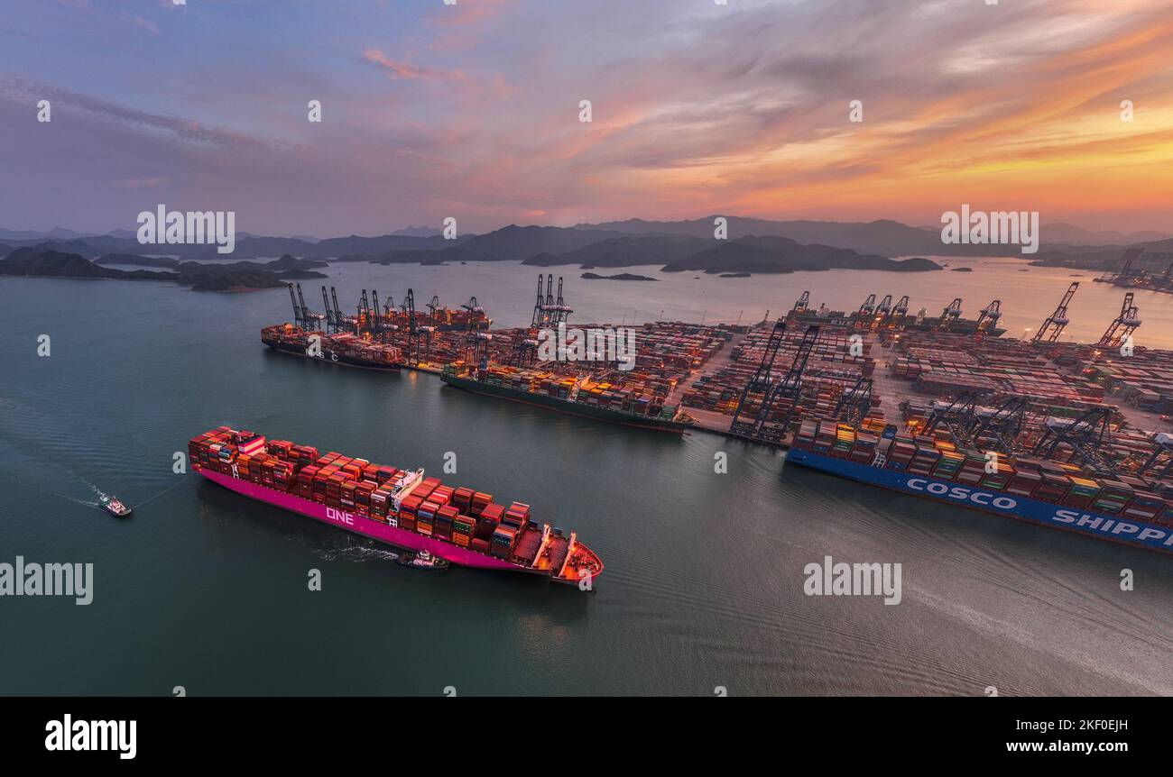 Aerial photo shows a batch of containers loaded with cross-border goods ...
