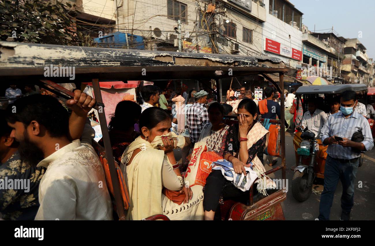 New Delhi, New Delhi, India. 15th Nov, 2022. People commute in e ...