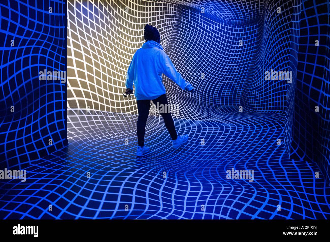 London, UK. 15 November 2022. A staff member experiences 'Reverso', a ...
