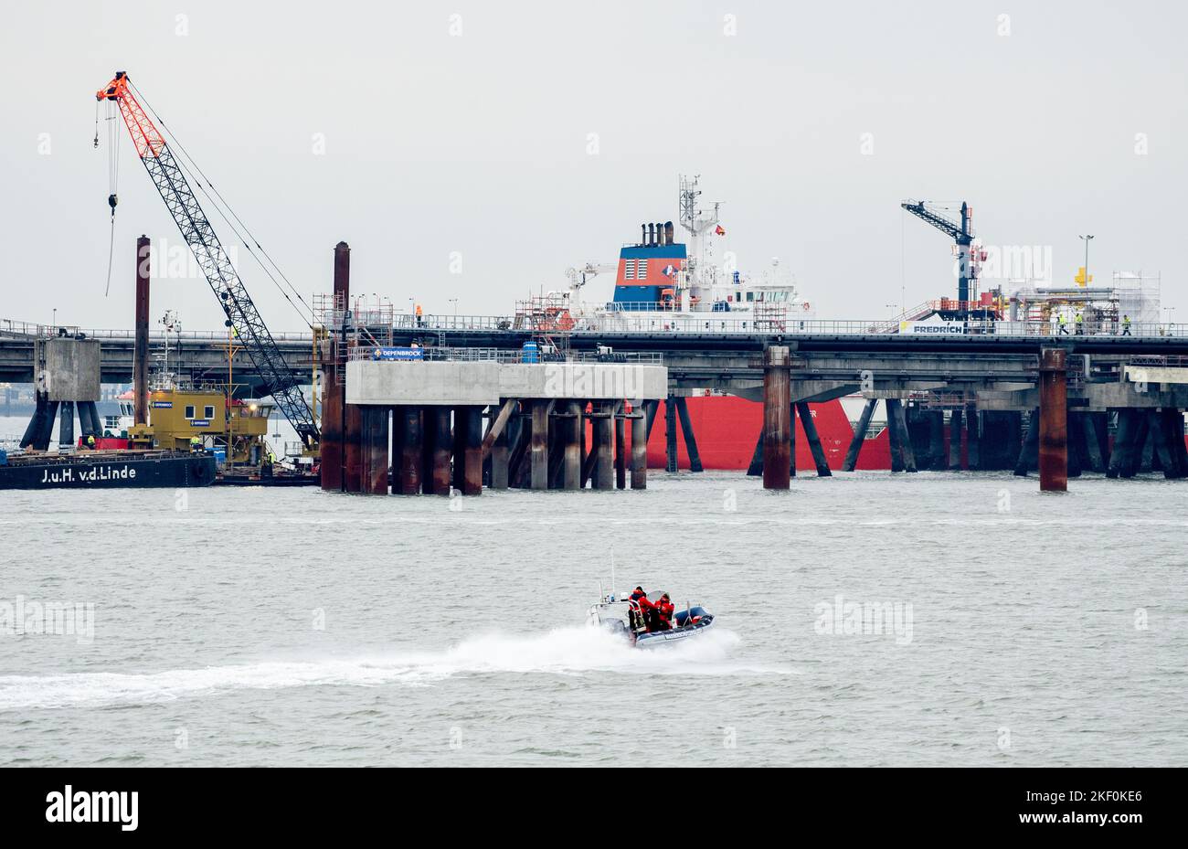 Wilhelmshaven, Germany. 15th Nov, 2022. A speedboat of the water police ...