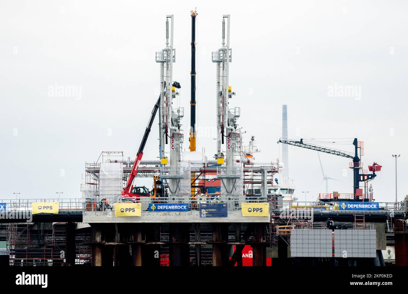 Wilhelmshaven, Germany. 15th Nov, 2022. Technical equipment and a crane ...