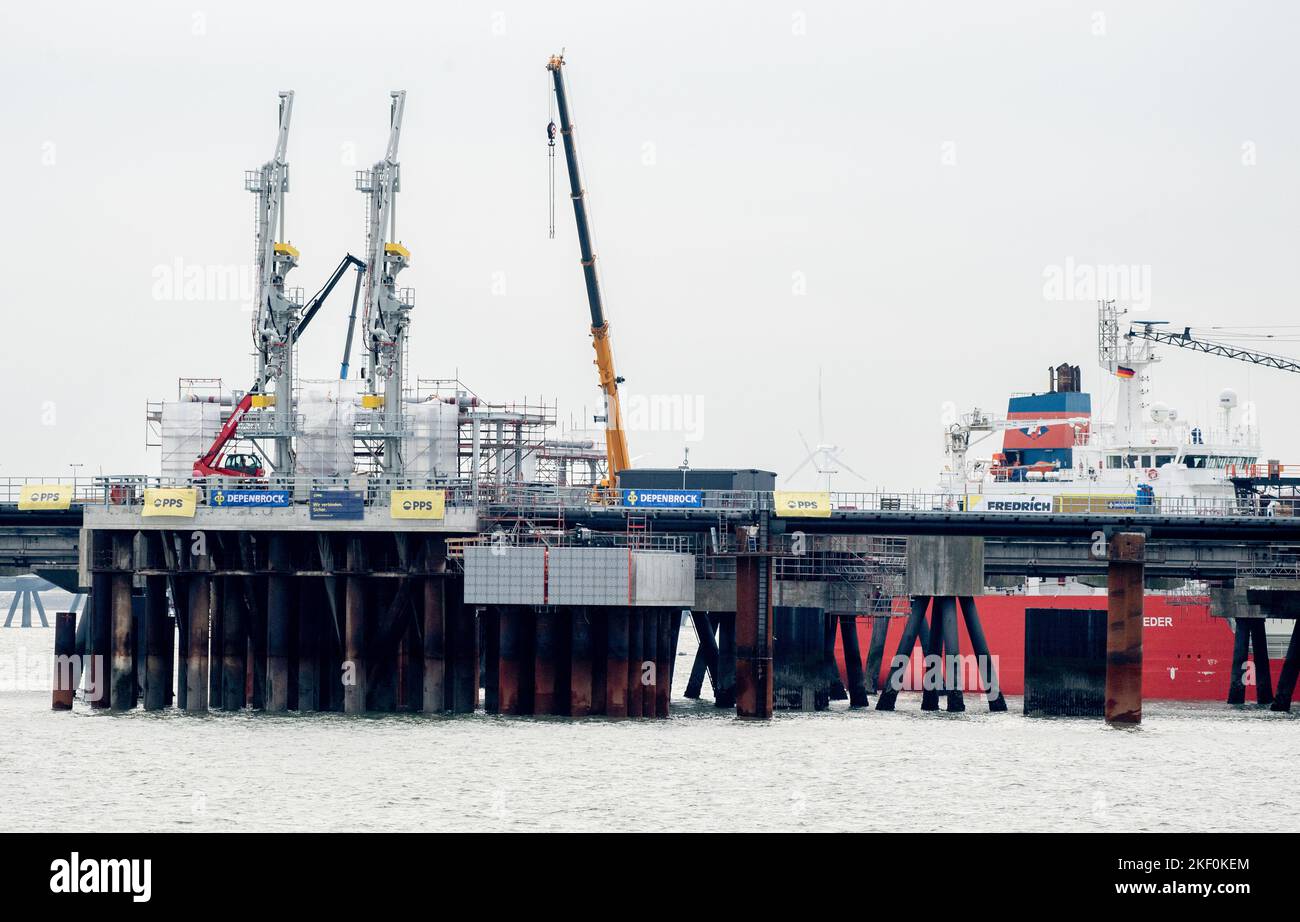 Wilhelmshaven, Germany. 15th Nov, 2022. Technical equipment and a crane ...