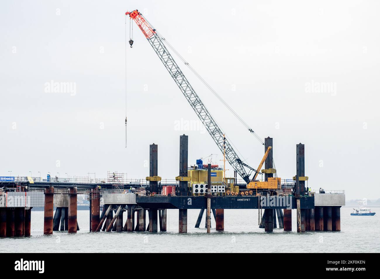 Wilhelmshaven, Germany. 15th Nov, 2022. A crane stands in front of the ...