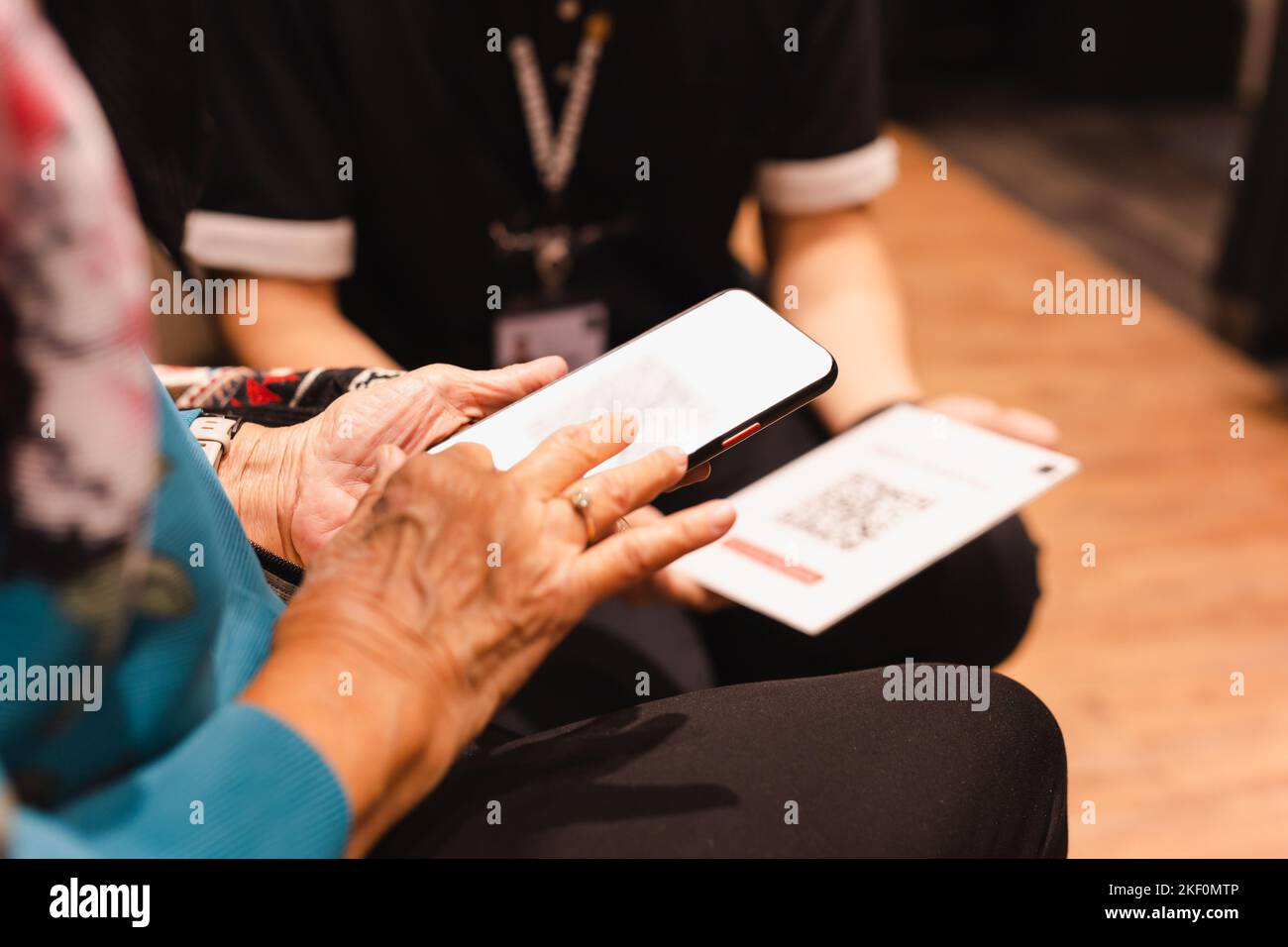 Scan the qr code to pay the bill hi-res stock photography and images ...