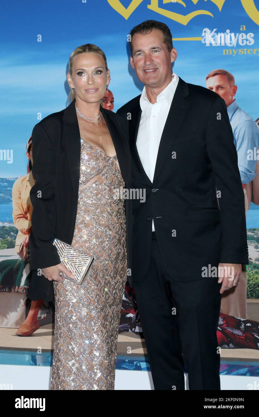 LOS ANGELES - NOV 14: Molly Sims, Scott Stuber at the "Glass Onion - A Knives Out Mystery ...