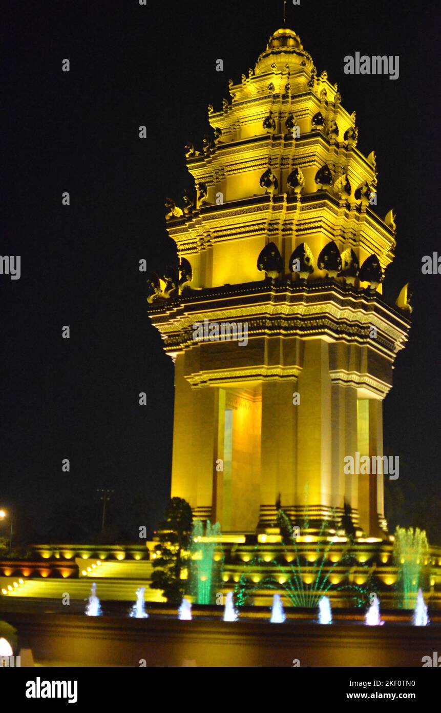 Phnom penh independence monument hi-res stock photography and images ...