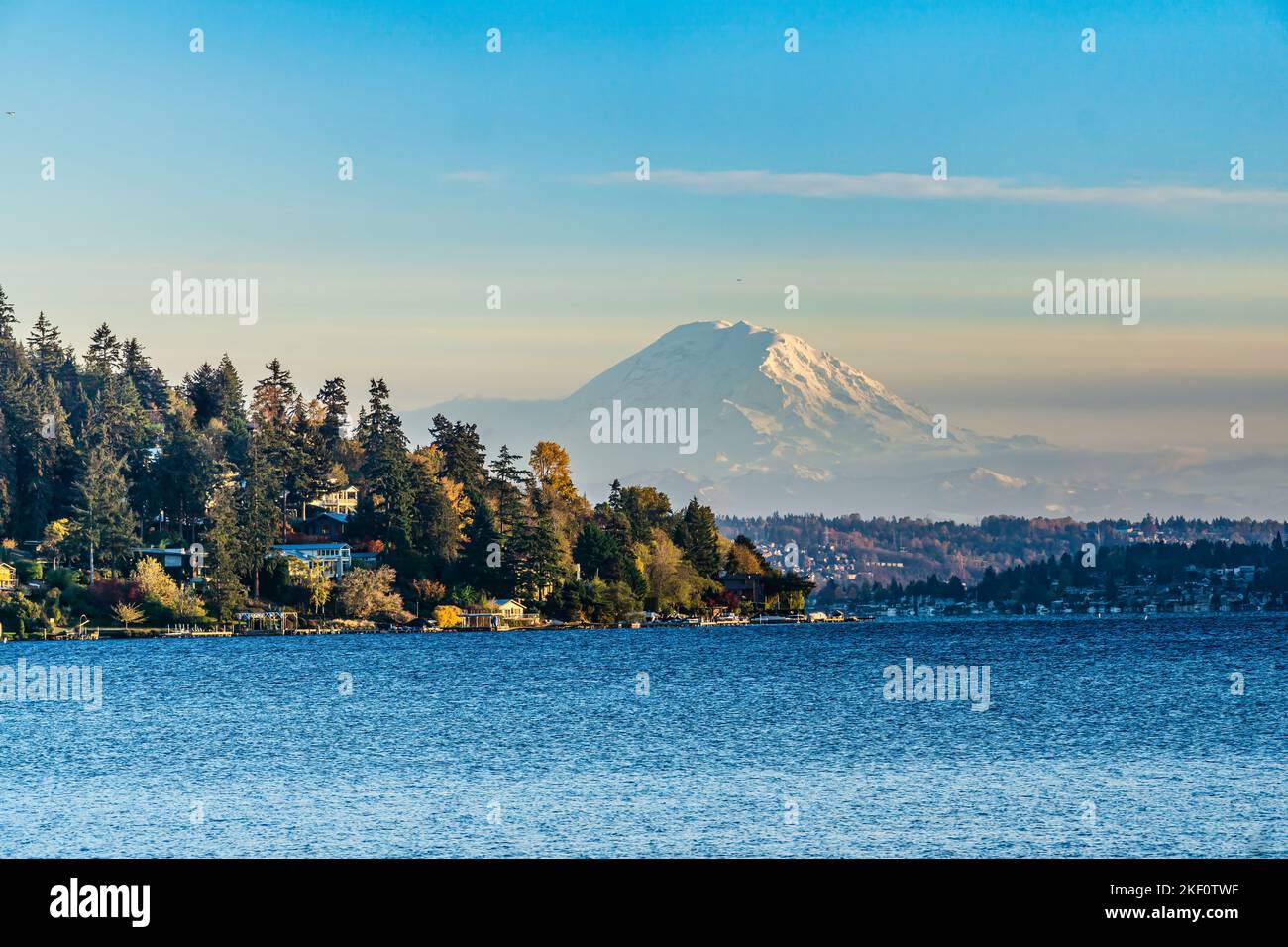 A viww of Mount Rainier from Seward Park in Seattle, Washington Stock ...