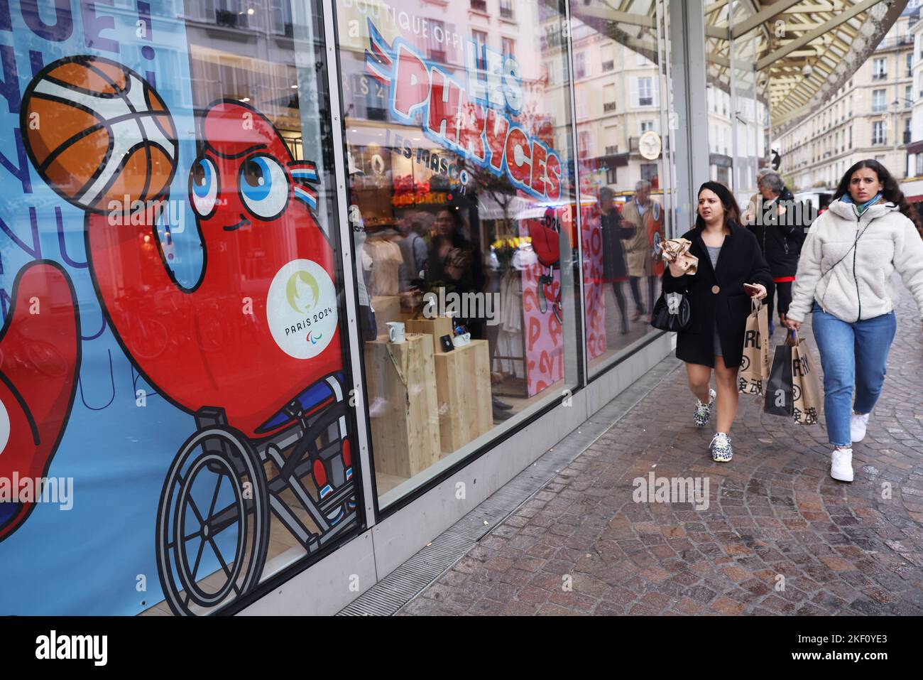 Paris, France. 15th Nov, 2022. People pass by the first Paris 2024 ...