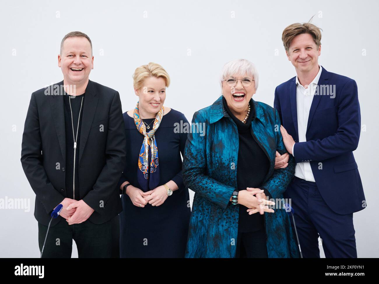 15 November 2022, Berlin: Klaus Lederer (l-r, Die Linke), Senator for ...