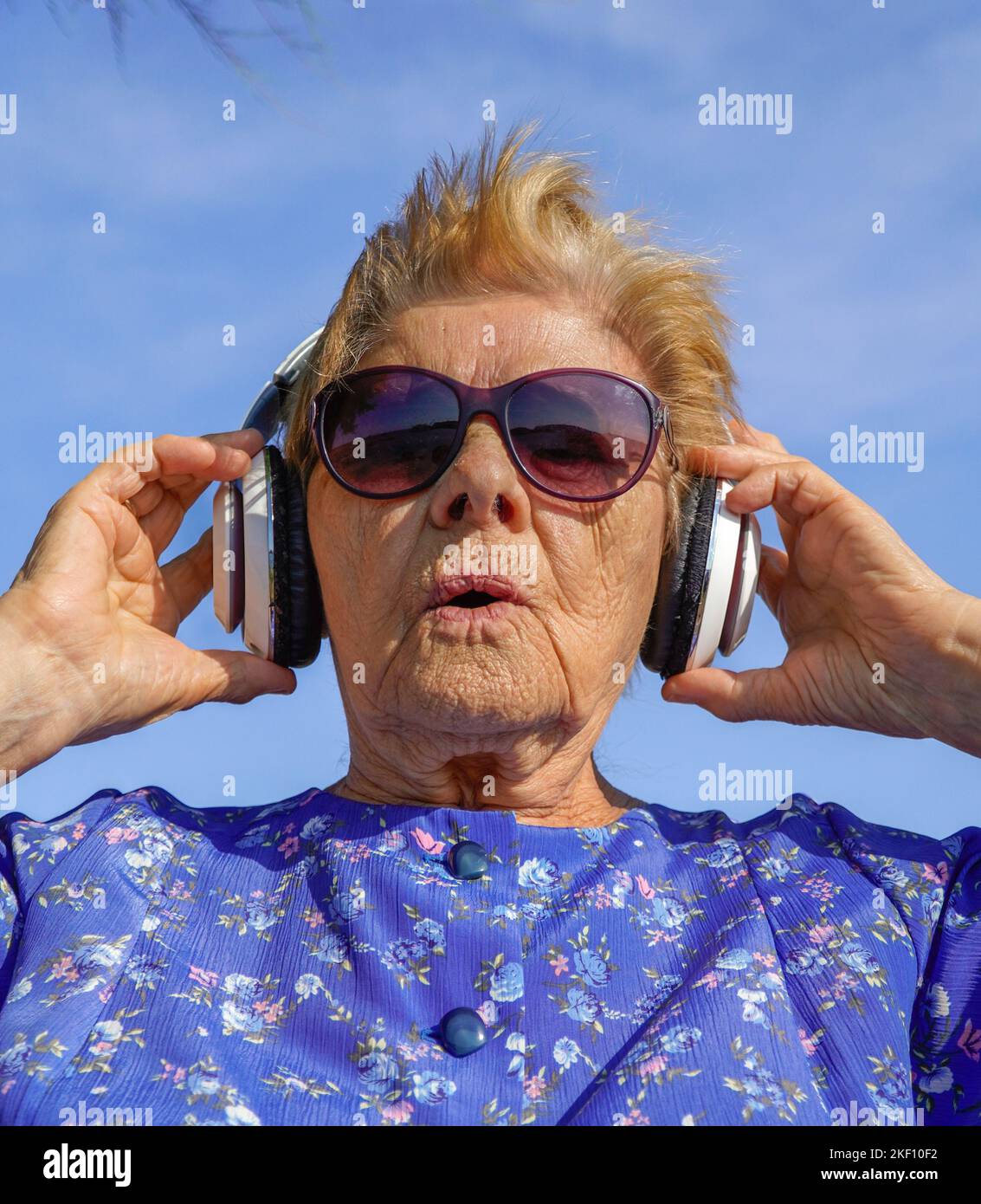 Singing outside hi-res stock photography and images - Alamy