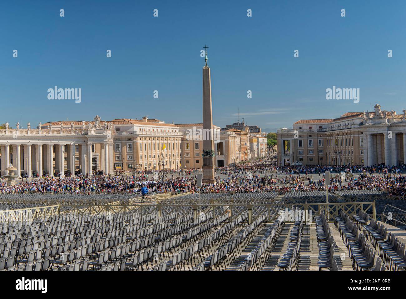 St. Peter Square in Vatican City, Vatican Stock Photo - Alamy