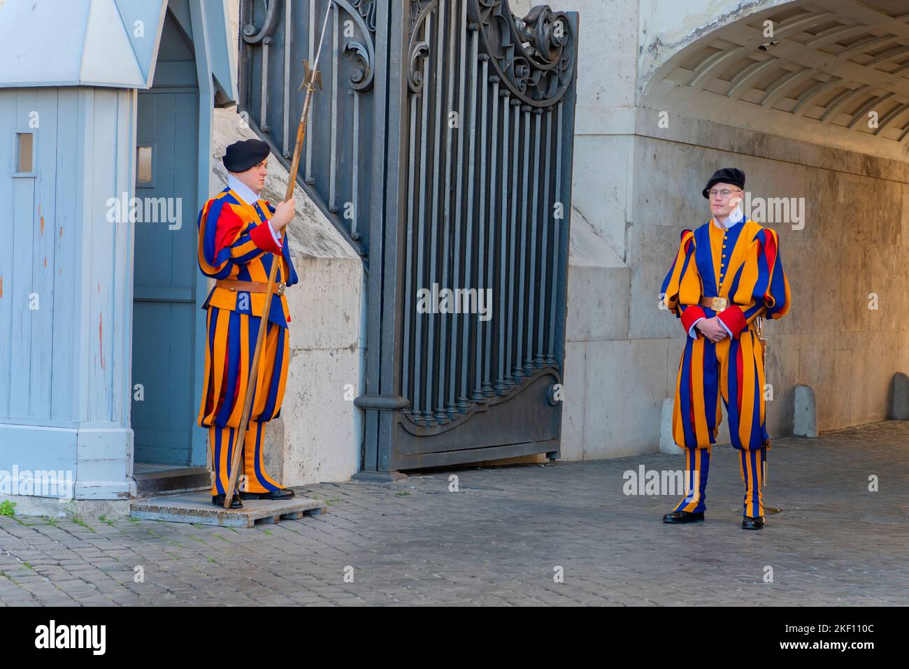 Pontifical Swiss Guard in Vatican City, Vatican Stock Photo - Alamy