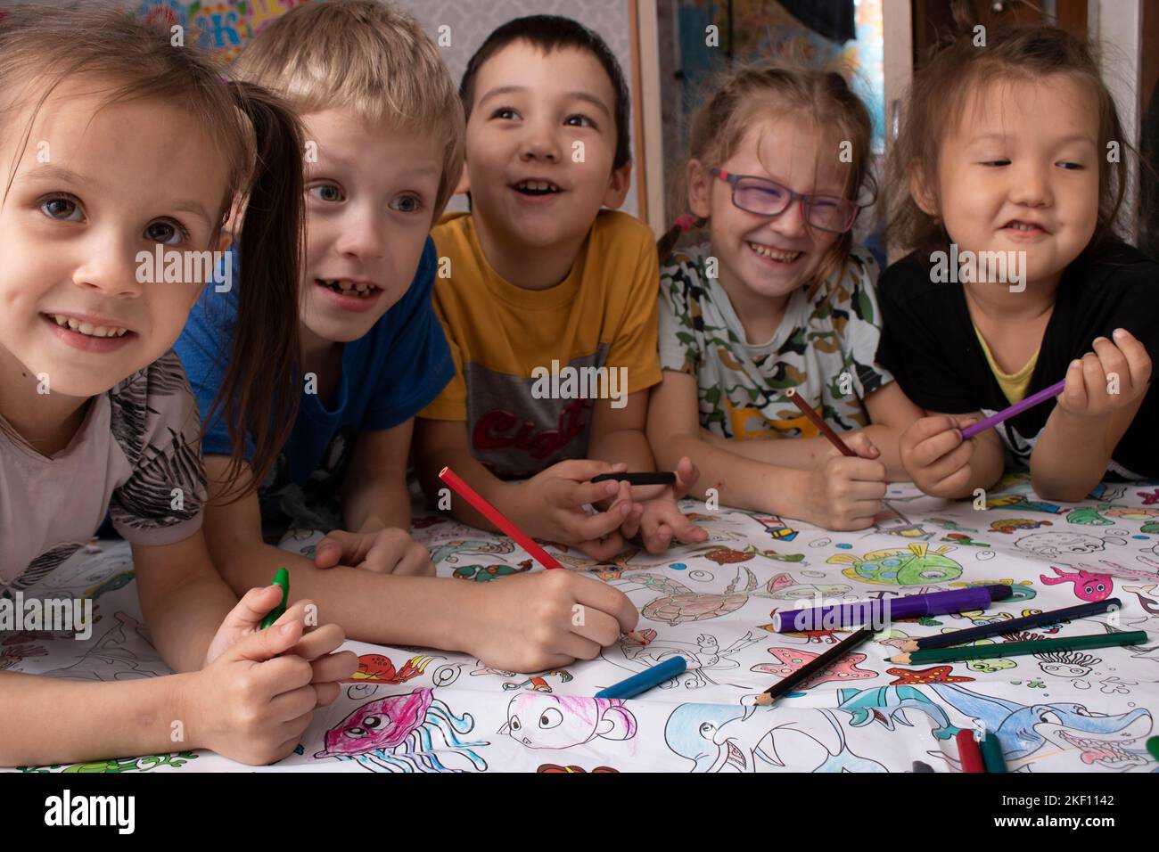 Five kids hanging out together, group of loving friends Stock Photo - Alamy