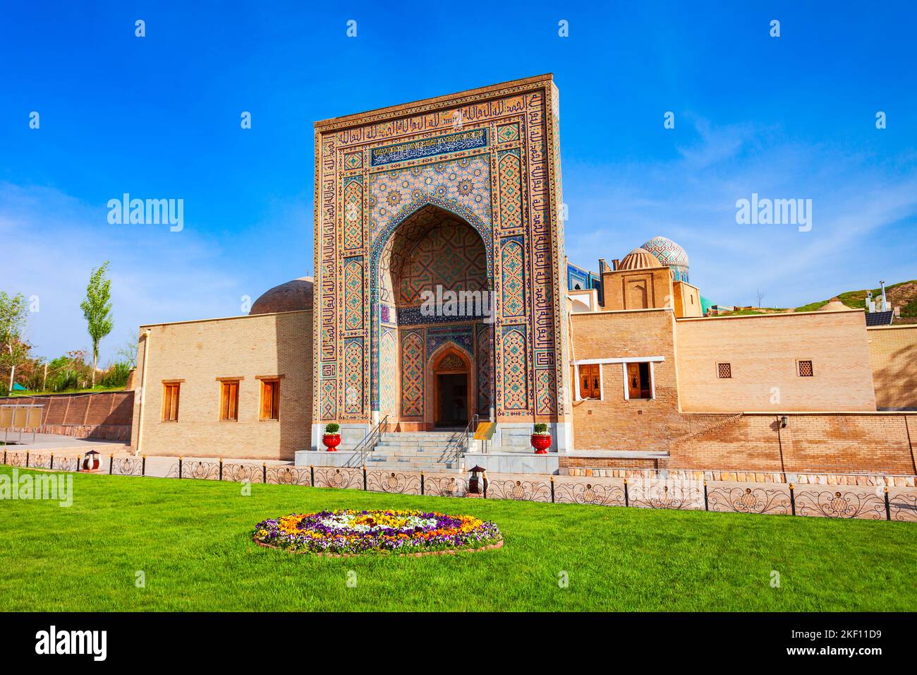 Shahi zinda mausoleum complex hi-res stock photography and images - Alamy