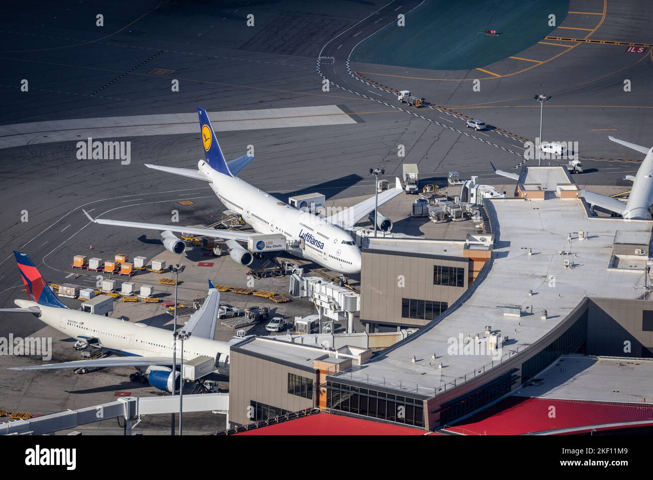 Delta airlines airbus 330 landing hi-res stock photography and images ...