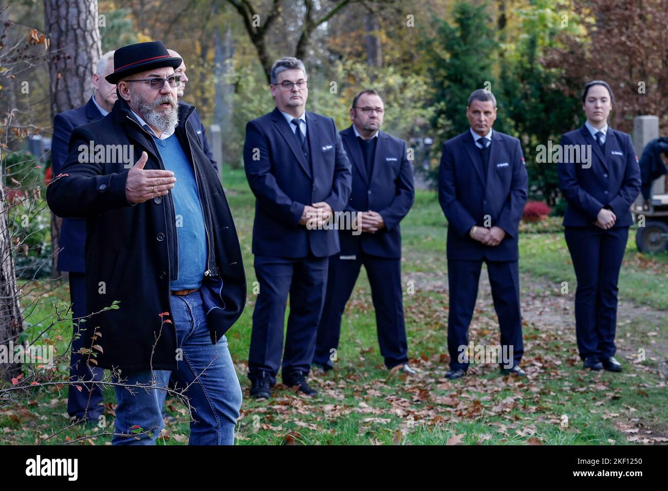 Burial cloth hi-res stock photography and images - Alamy