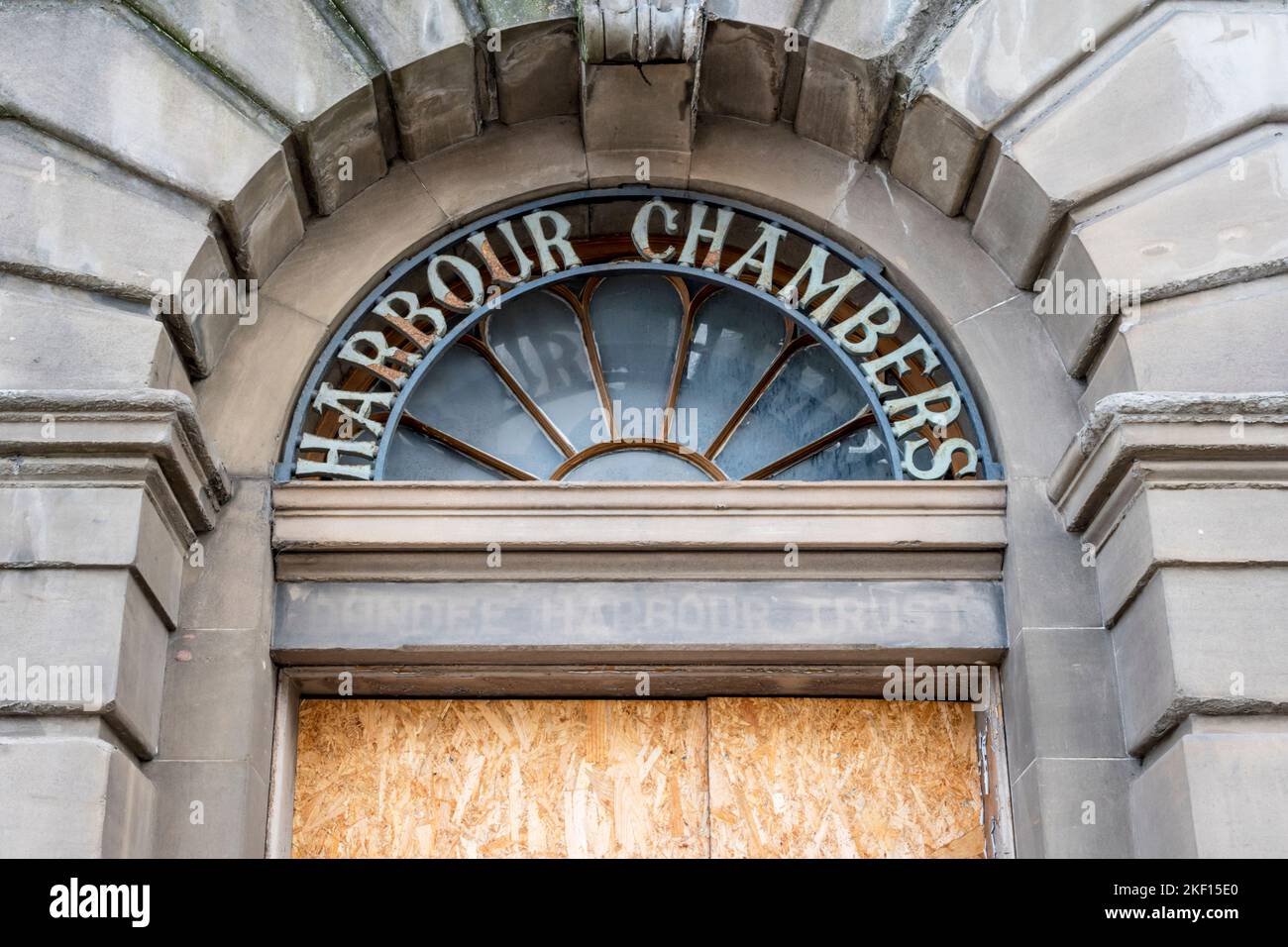 Boarded up entrance to Custom House and Harbour Chambers in Dundee ...
