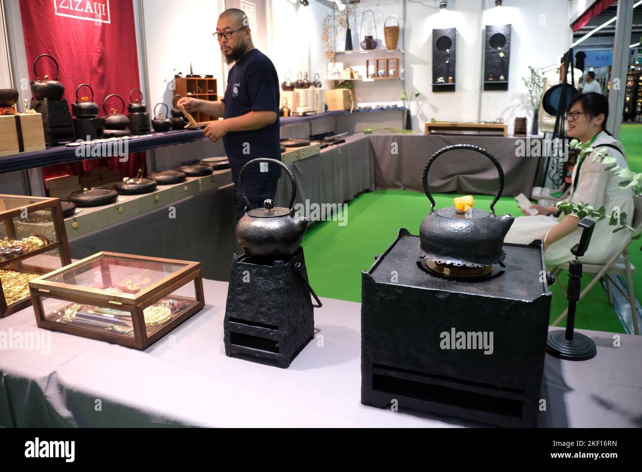 People are buying tea sets at the Liaoning Industrial Exhibition Hall ...