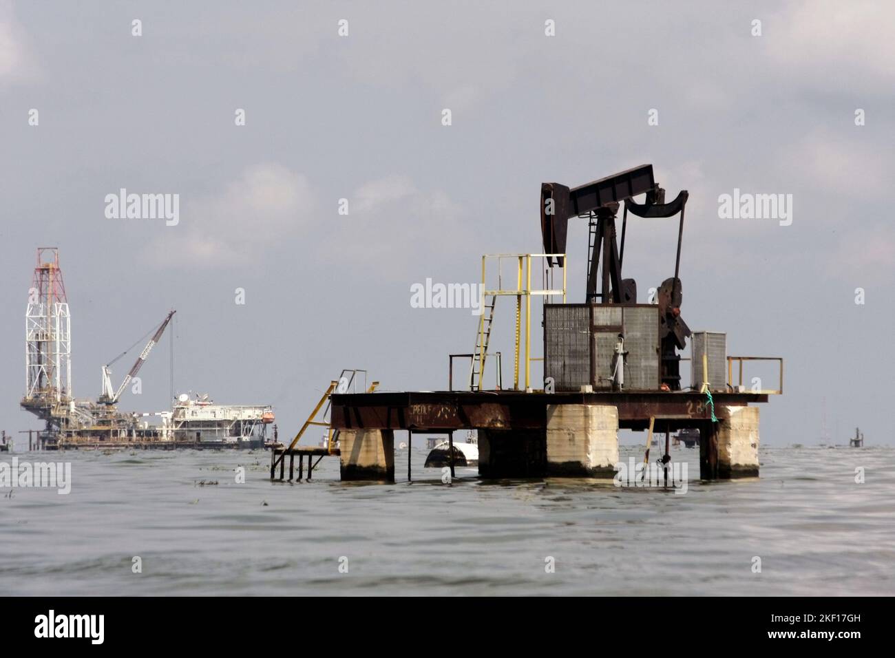 Cabimas-Lago de Maracaibo-Venezuela- 07-07- 2010.Towers and oil ...