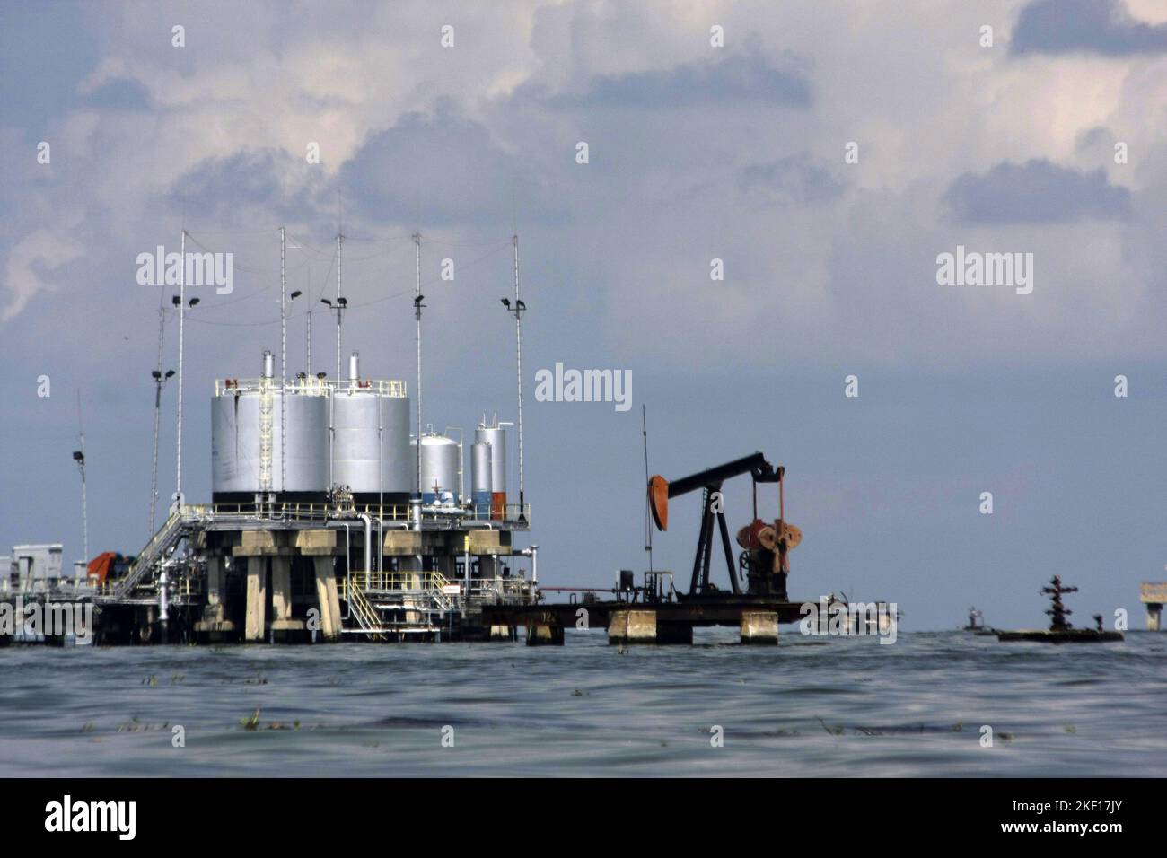 Cabimas-Lago de Maracaibo-Venezuela- 07-07- 2010.Towers and oil ...