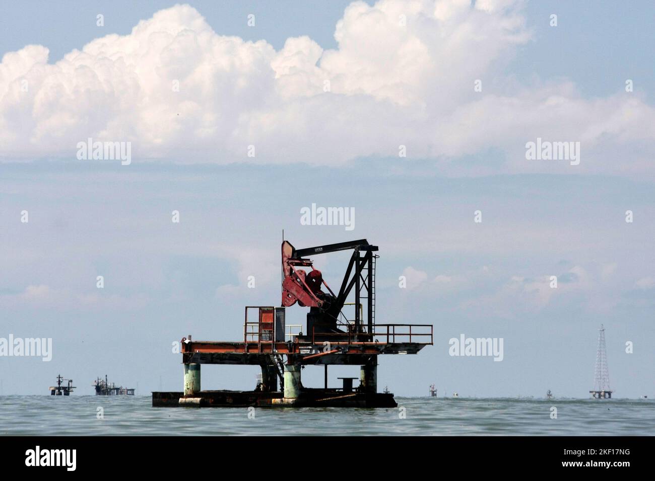 Cabimas-Lago de Maracaibo-Venezuela- 07-07- 2010.Towers and oil ...