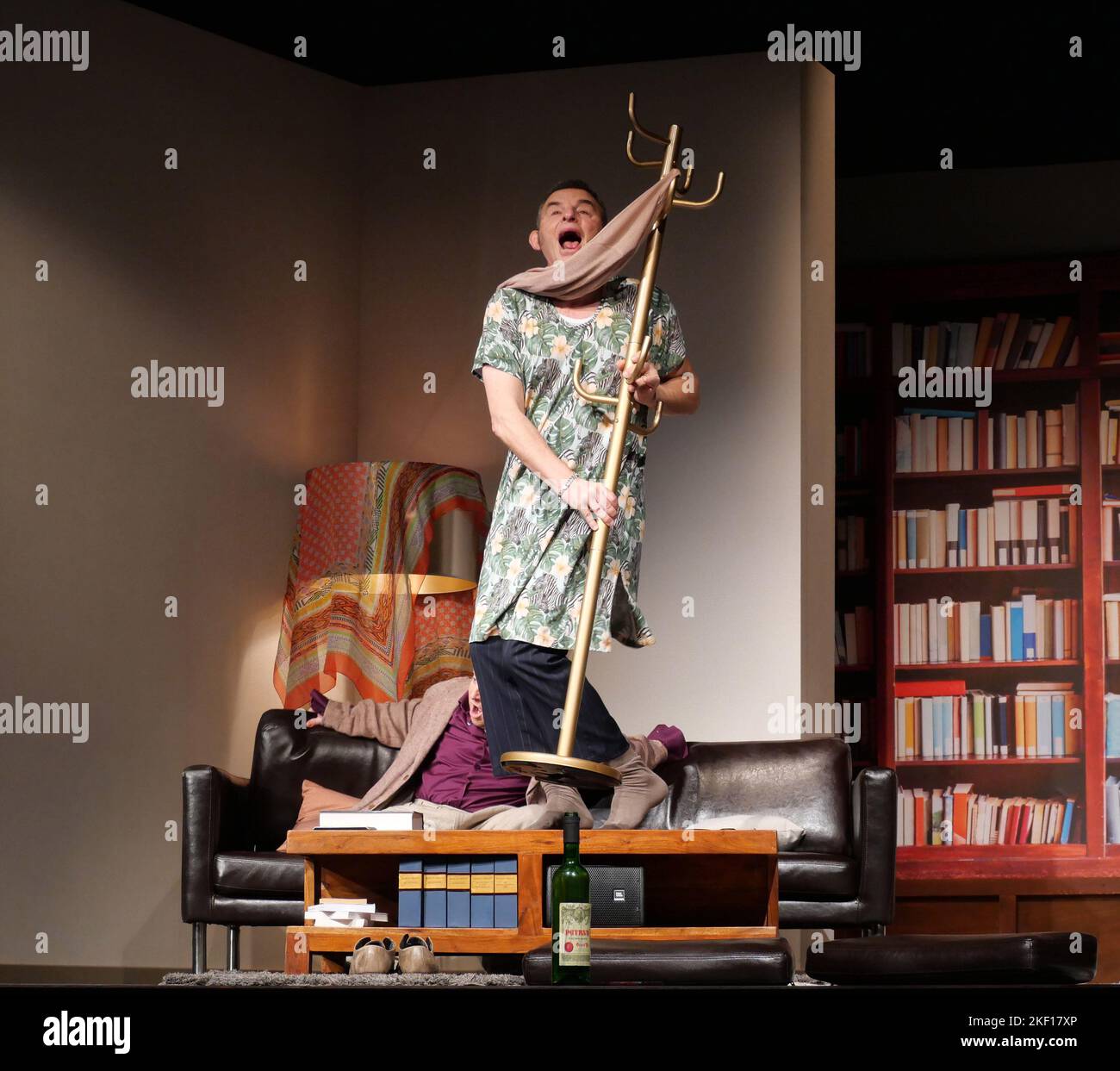 09 November 2022, Berlin: The actors Karsten Kramer (Antoine ...