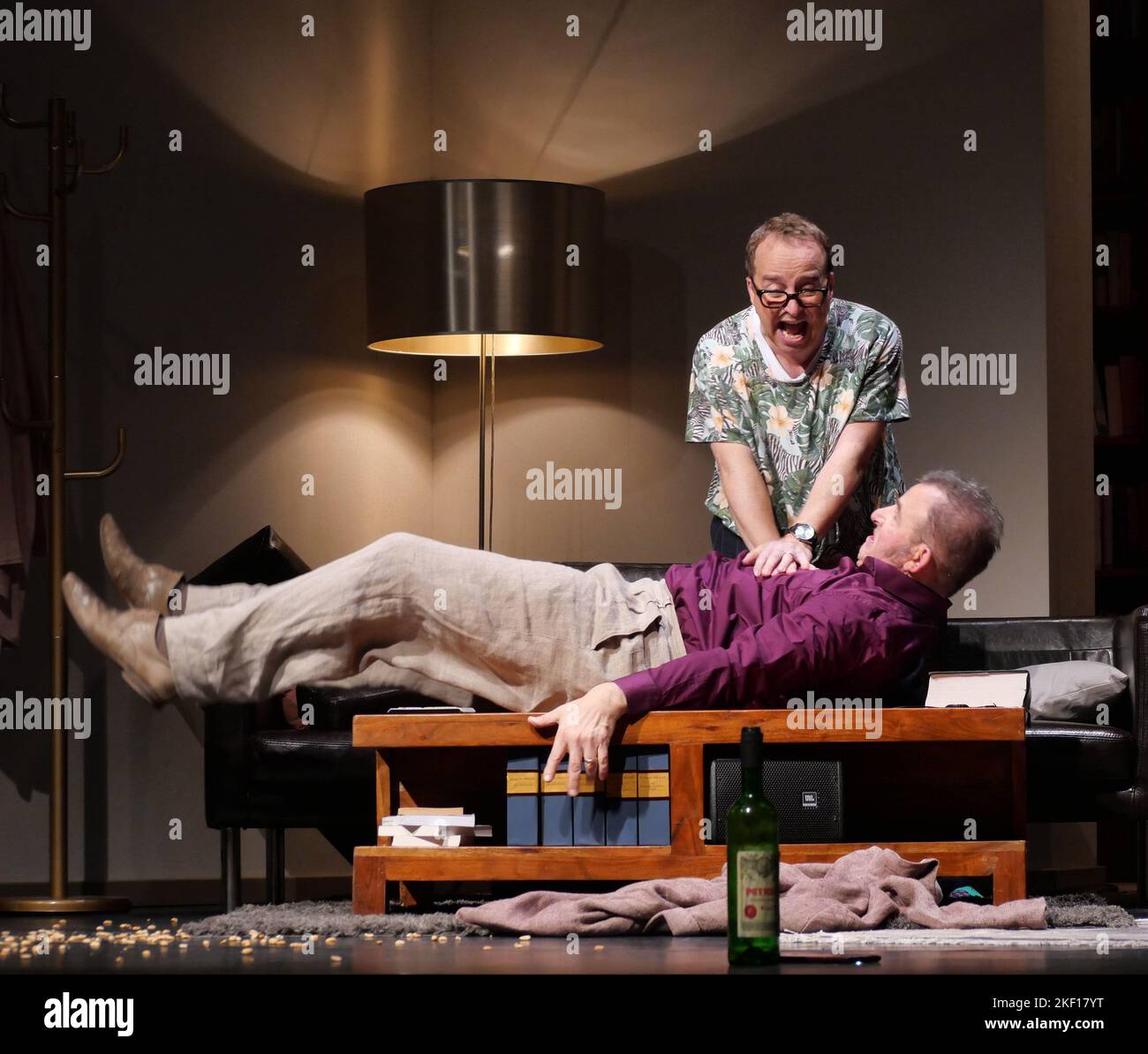 09 November 2022, Berlin: The actors Karsten Kramer (Antoine ...