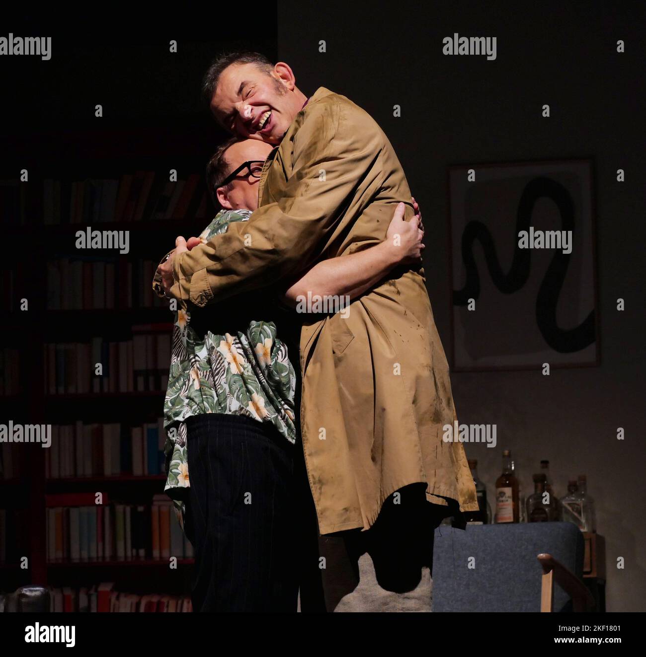 09 November 2022, Berlin: The actors Karsten Kramer (Antoine ...