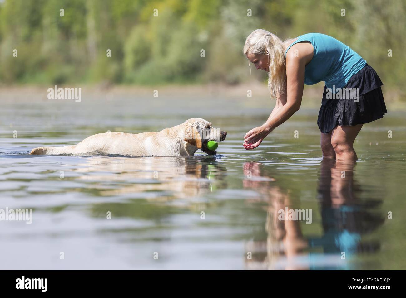 A woman fetches water hi-res stock photography and images - Alamy