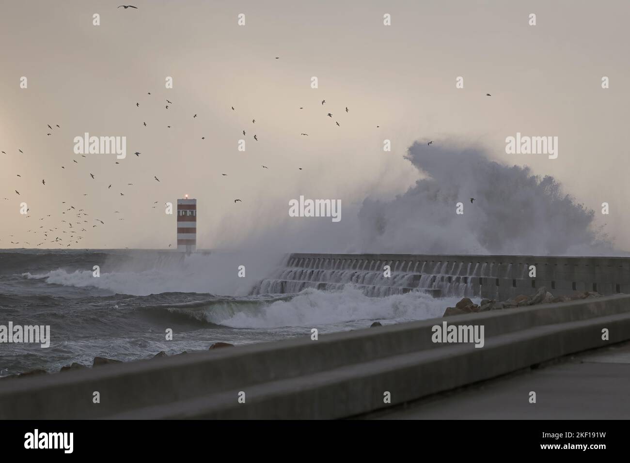 Douro river mouth south pier and beacon under heavy storm at dusk Stock ...