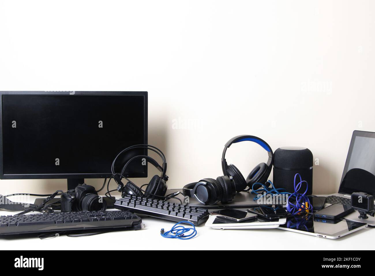 Old computers, digital tablets, mobile phones, headphones, many used ...