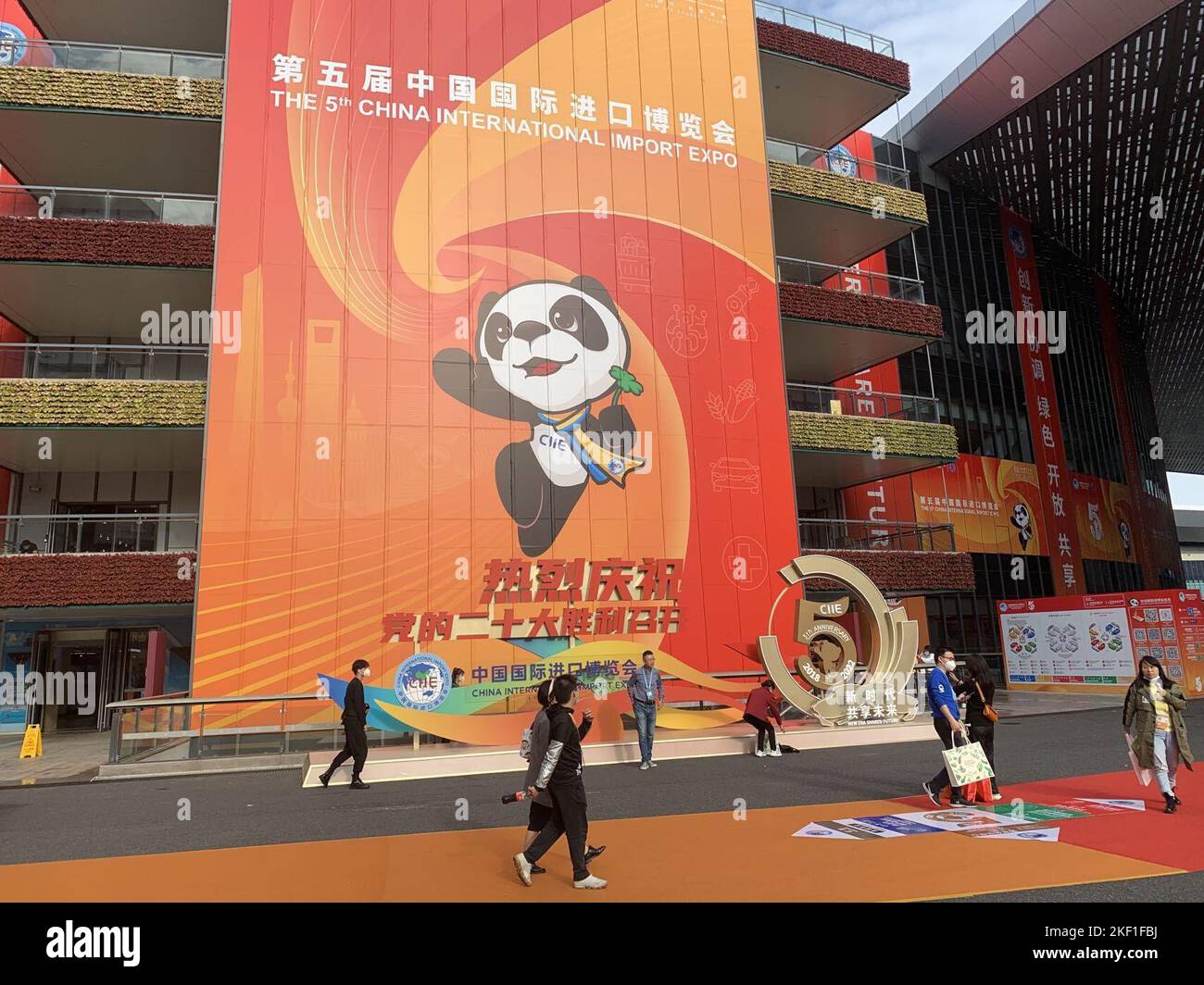 Huge sign board hi-res stock photography and images - Alamy