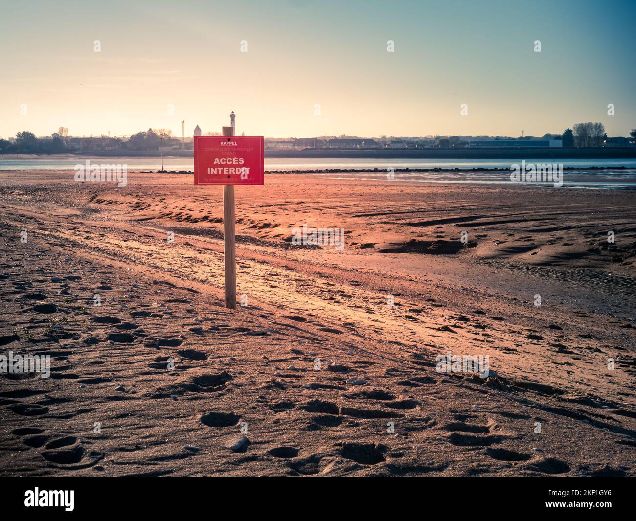 France sign closed beach hi-res stock photography and images - Alamy