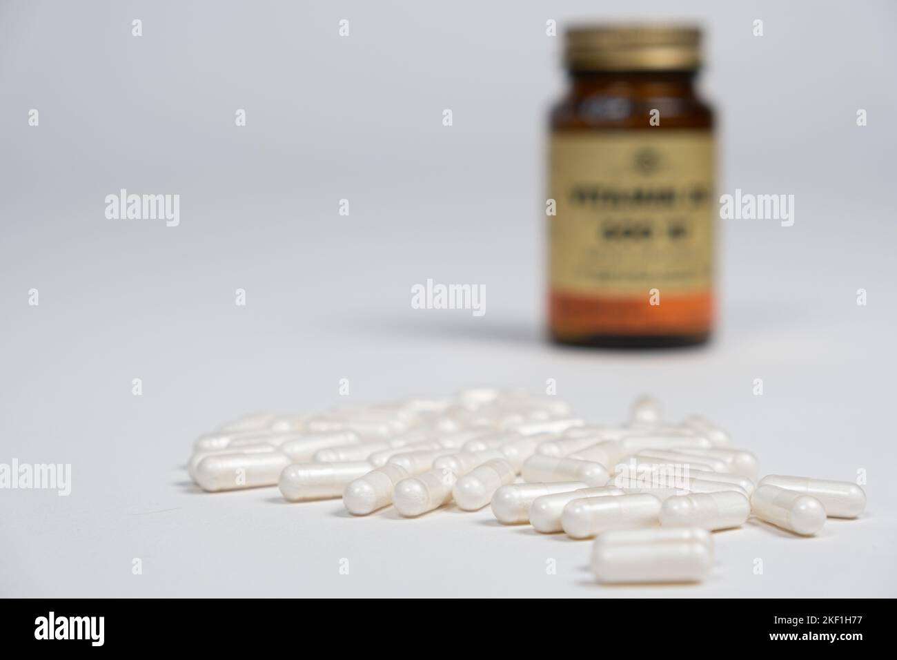 White capsules of medicines or vitamins on a white background, space ...
