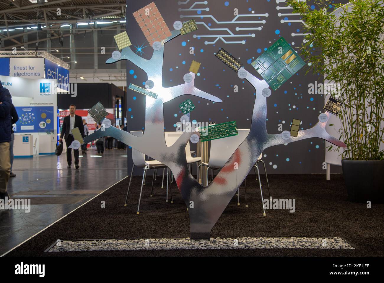 Munich, Germany. 15th Nov, 2022. Halbleiterplatinen als Baum bei der ...