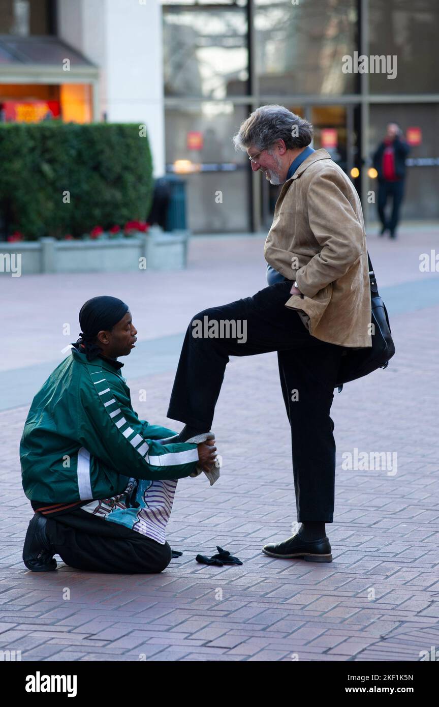 Man having a Shoe Shine in New York Stock Photo - Alamy